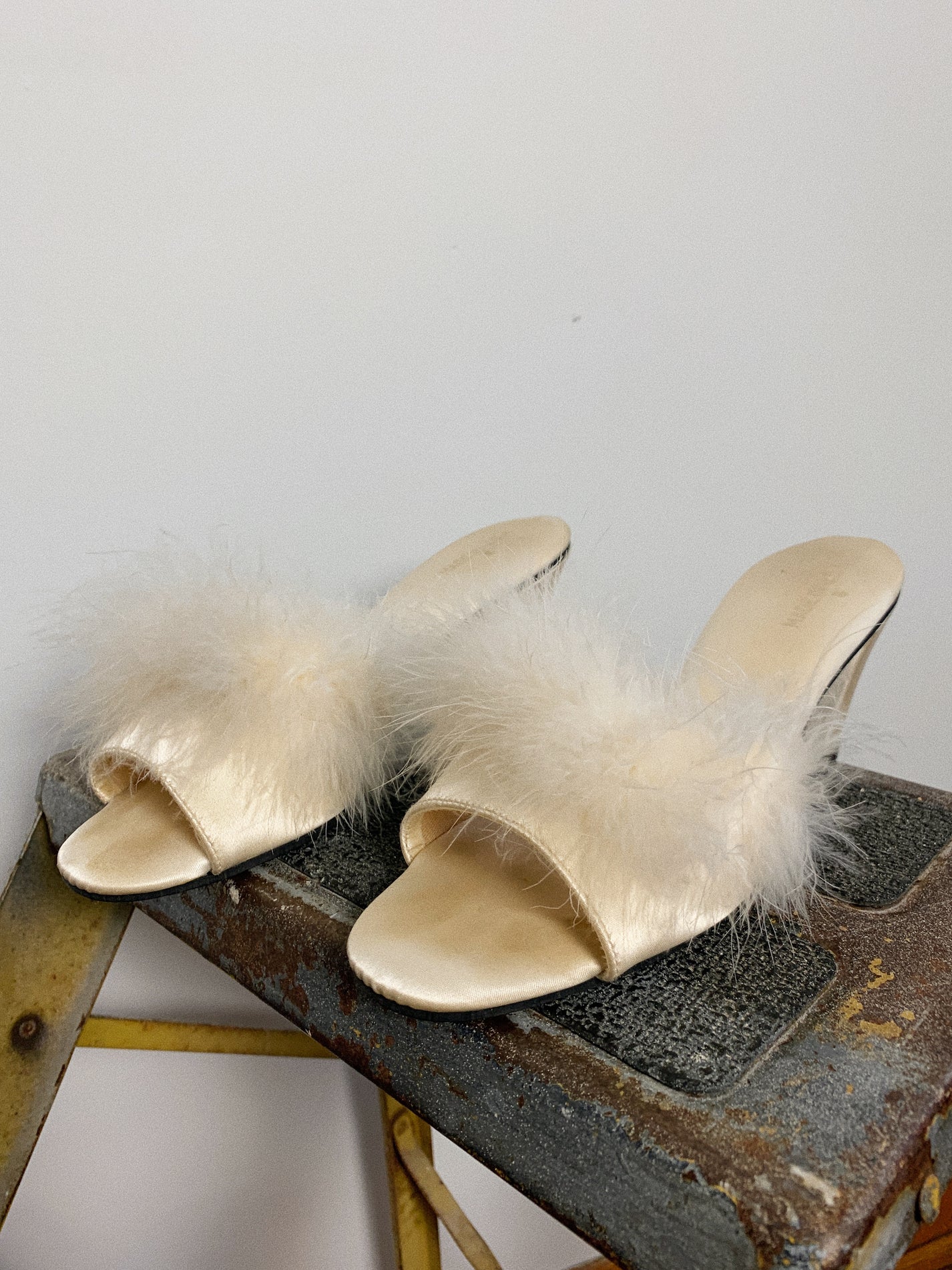 WHITE SATIN MARABOU FEATHER SLIPPER / 6 – dry vtg and
