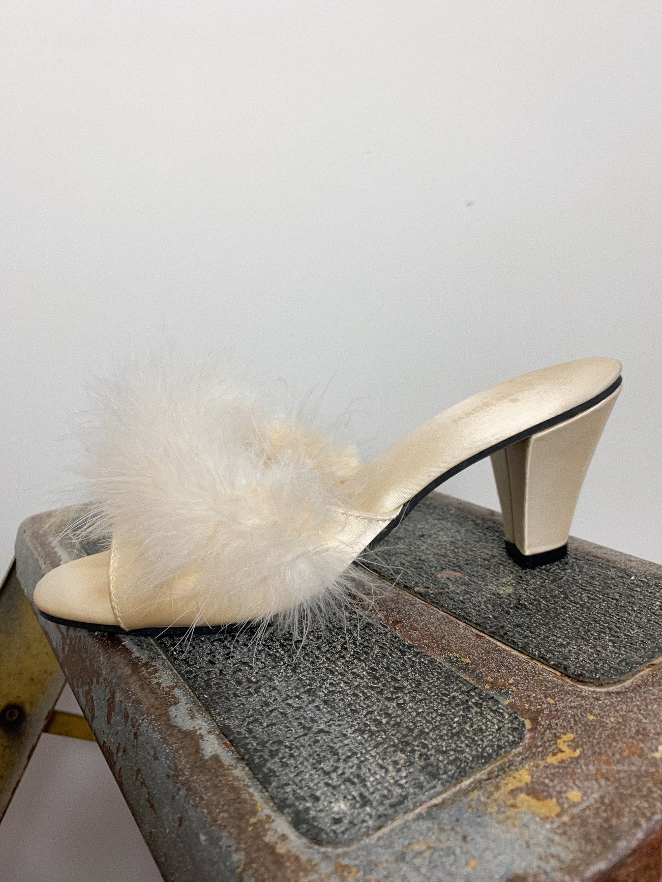 WHITE SATIN MARABOU FEATHER SLIPPER / 6 – dry vtg and