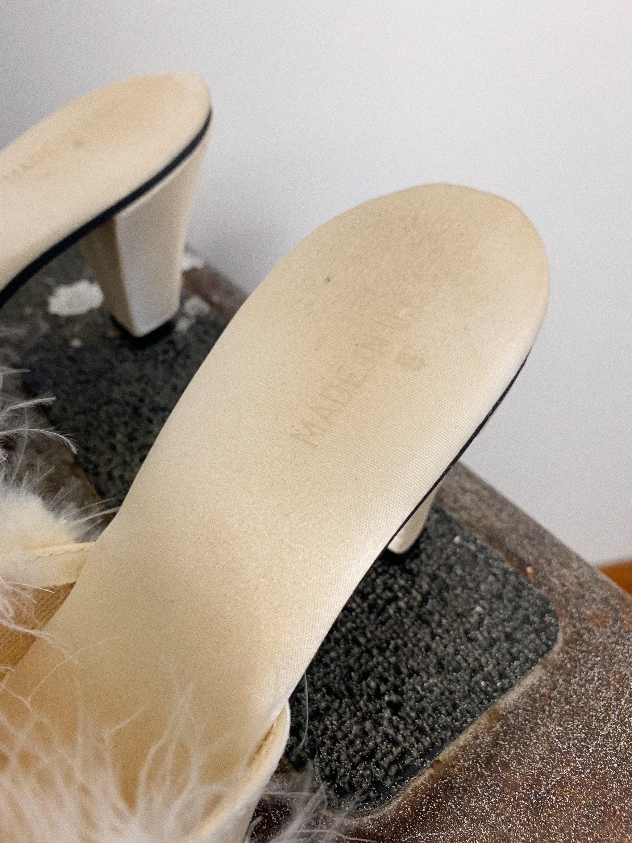 WHITE SATIN MARABOU FEATHER SLIPPER / 6 – dry vtg and