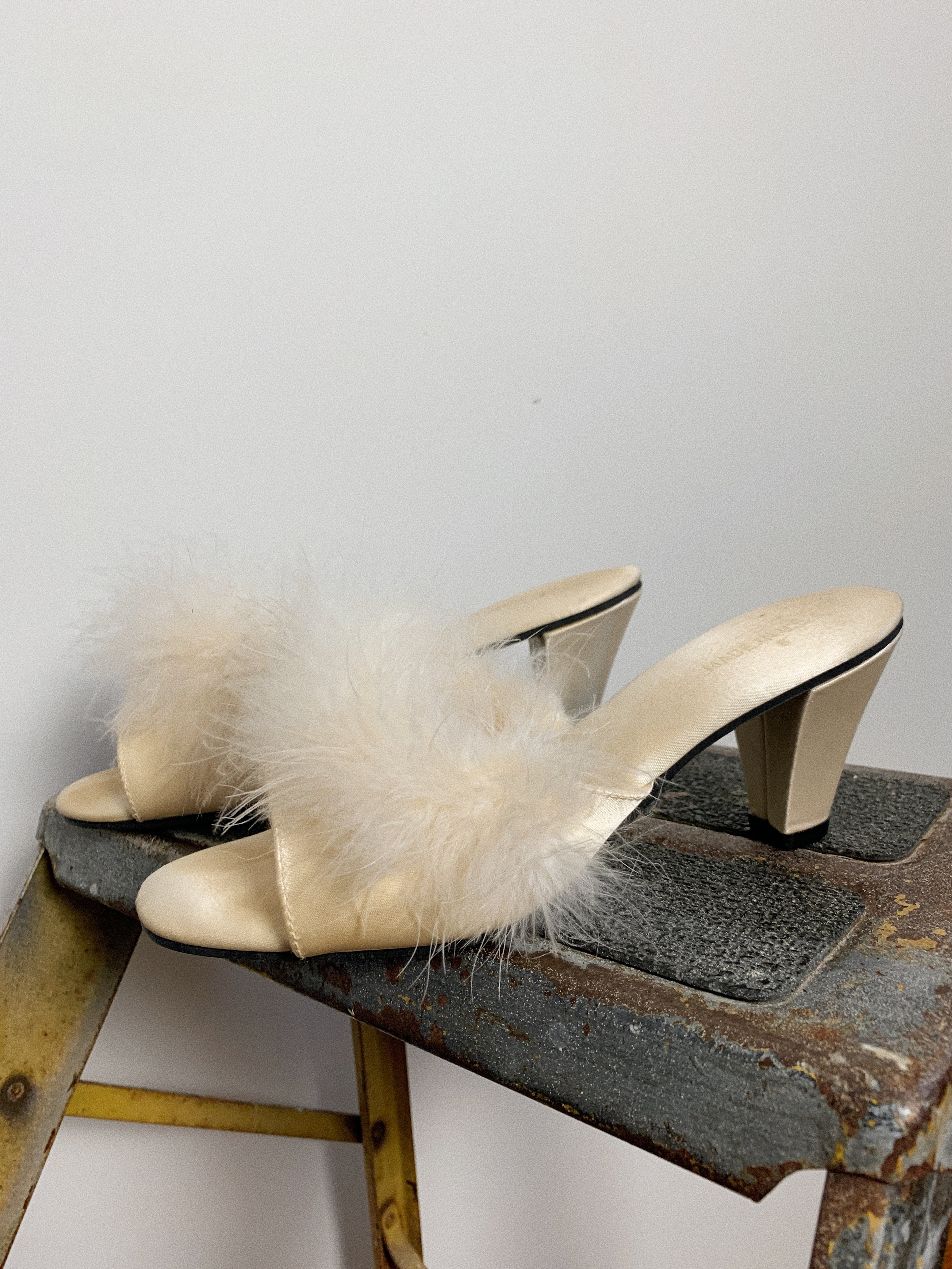 WHITE SATIN MARABOU FEATHER SLIPPER / 6 – dry vtg and