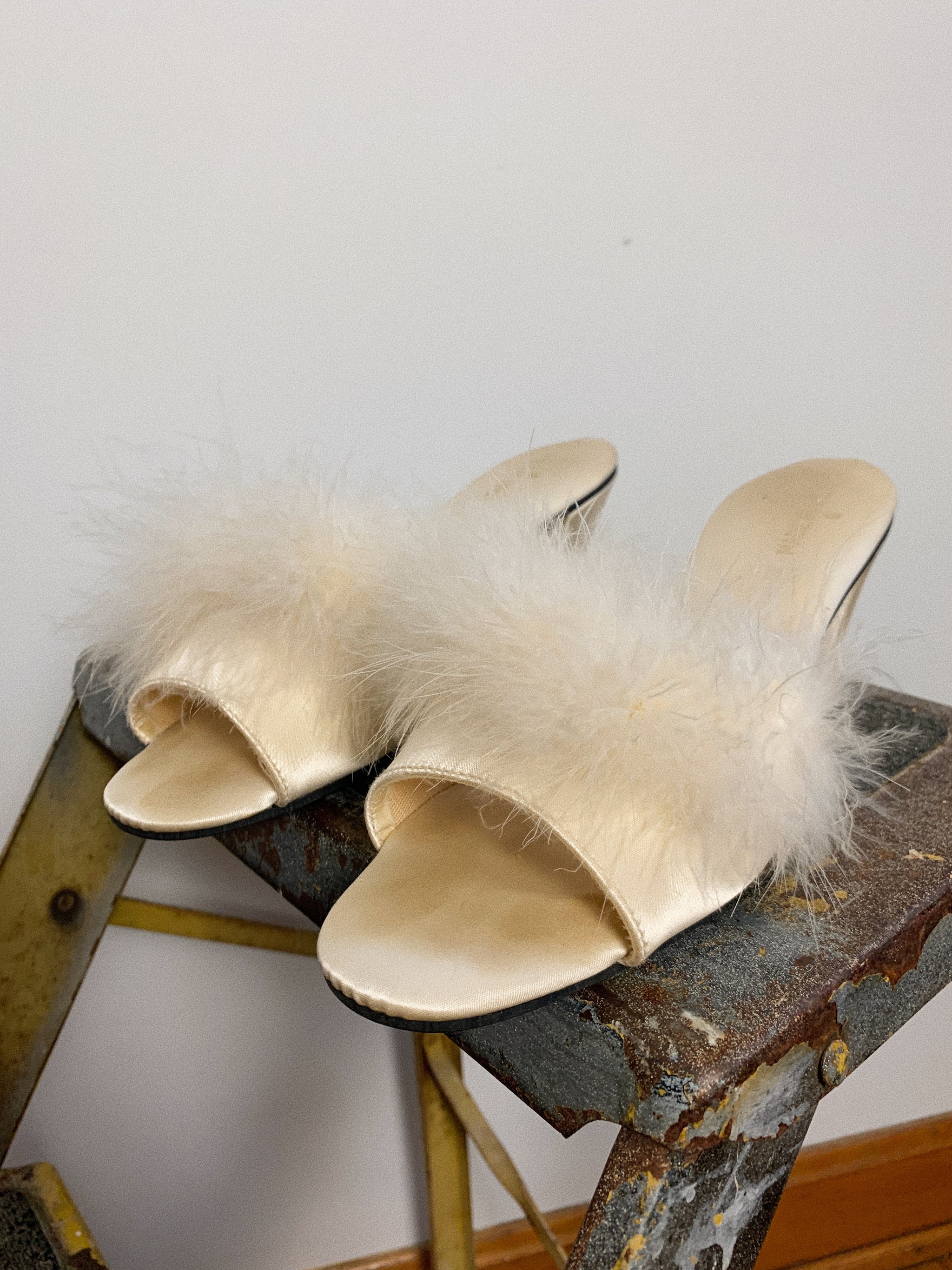 WHITE SATIN MARABOU FEATHER SLIPPER / 6 – dry vtg and