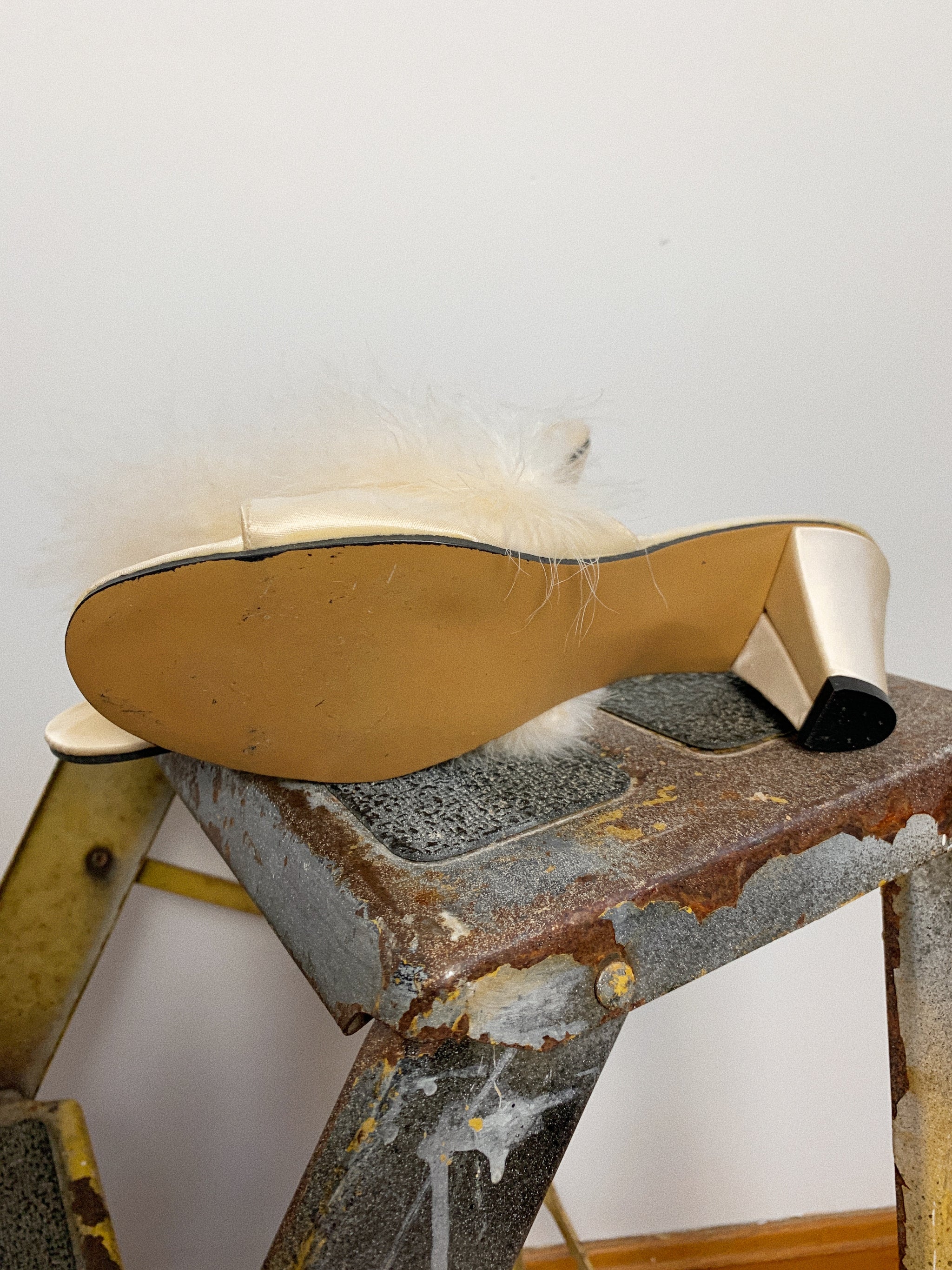 WHITE SATIN MARABOU FEATHER SLIPPER / 6 – dry vtg and